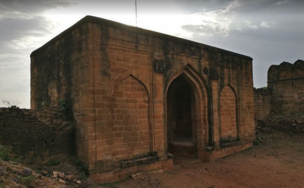 Manikgarh Fort | Places to visit in Tadoba - Red Earth