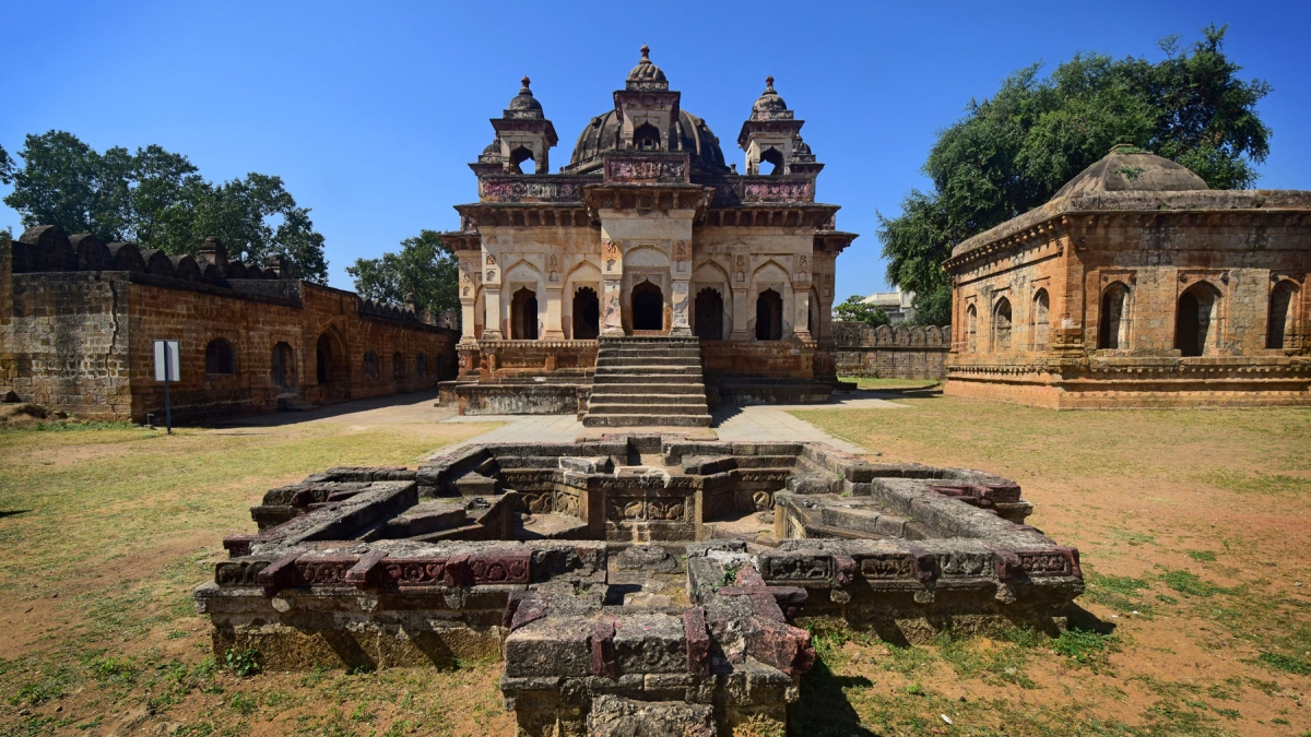 Manikgarh Fort | Places to visit in Tadoba - Red Earth